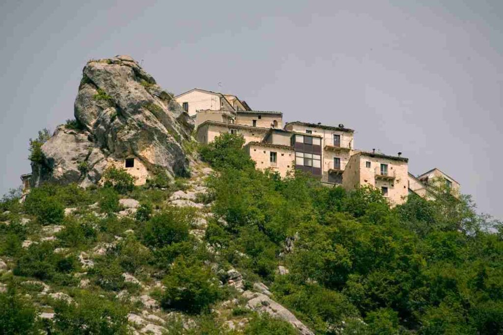 Un paese surreale, case scavate nella pietra: tutto su Pennapiedimonte ...